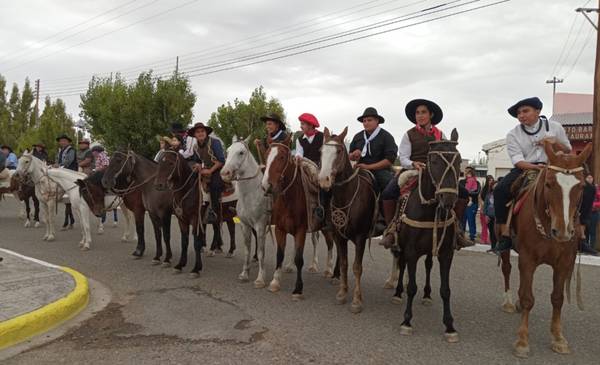 Desfile, jineteadas, acordeones, emprendedores, baile y bingo en Paso ...