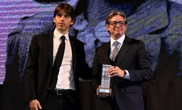 Christian Asinelli recibió el Premio Ana Frank por su compromiso con la ...