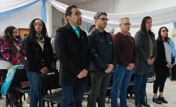 Iván Fernández encabezó acto por el Día de la Bandera en Lago Puelo ...