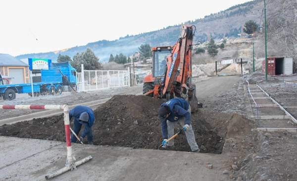 Esquel continúa sumando cuadras adoquinadas: comenzó una nueva etapa de ...
