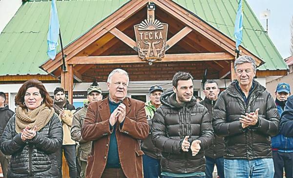 Torres encabezó el aniversario de Tecka: Inauguró obras, entregó bienes ...