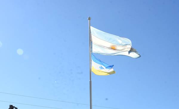 Izaron la bandera Mapuche Tehuelche en el jardín del Municipio ...