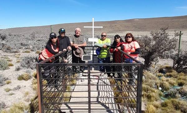 Grupo de senderismo llegó a la tumba de la curandera María Epul - Últimas Noticias: El Chubut