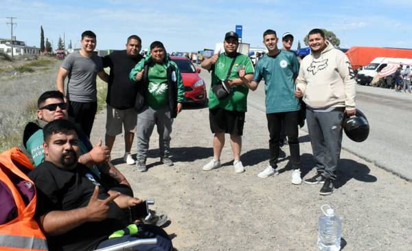 Camioneros se manifestaron al costado de la ruta a la altura de El ...