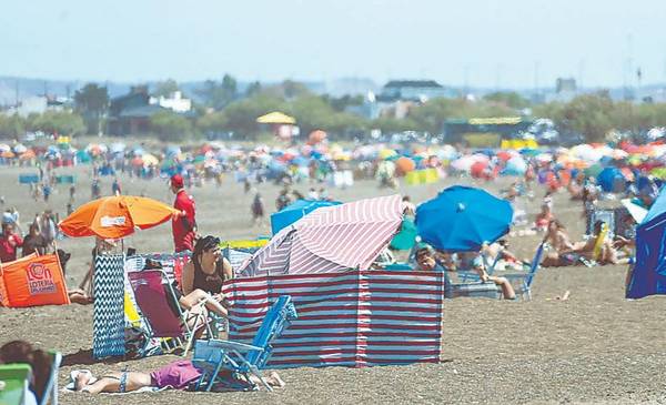 Playa Unión ya se anticipa al verano y la gente disfrutó de la costa y ...