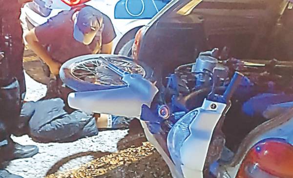 Menores denuncian a malhechor que llevaba en el baúl del auto una moto ...